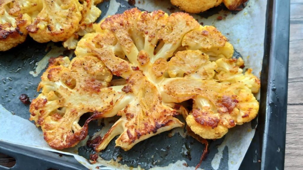 Pyszne pieczone kalafiory z aromatycznym sosem. Oto przepis, który ...